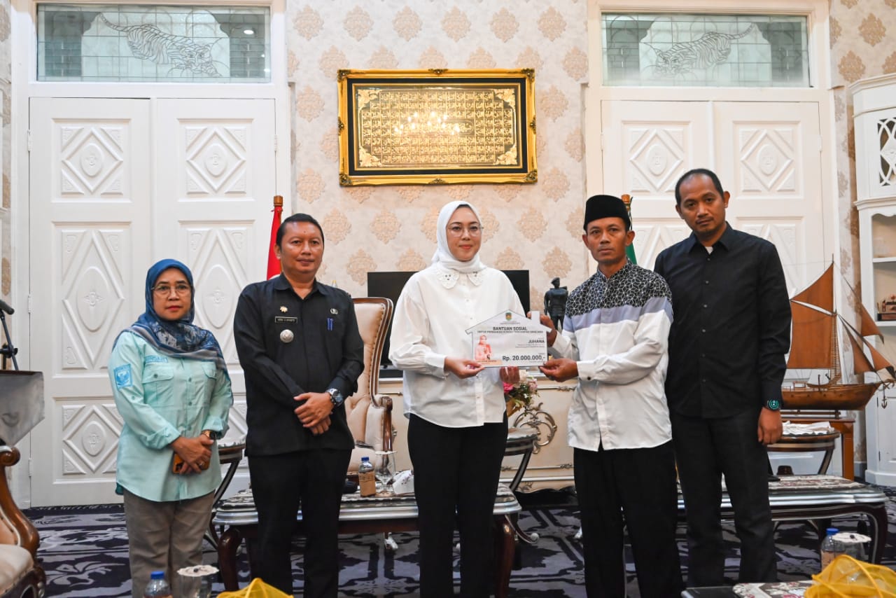 Penyerahan bantuan rumah tidak layak huni (RUTILAHU) bagi masyarakat ...