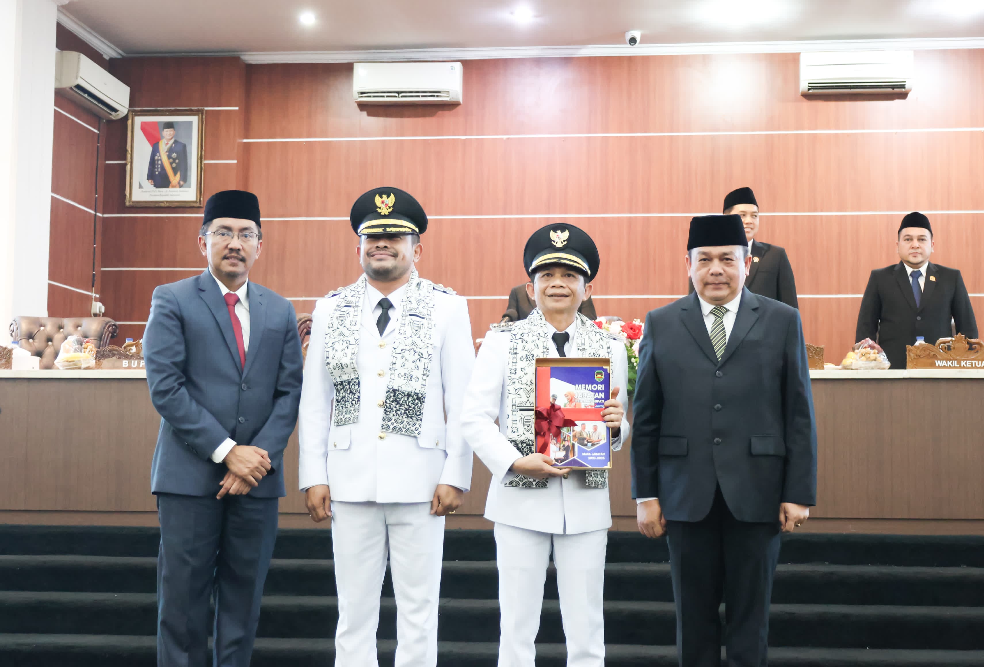 Bupati Kabupaten Purwakarta Saepul Bahri Binzein dan Wakil Bupati Kabupaten Purwakarta Abang Ijo ...